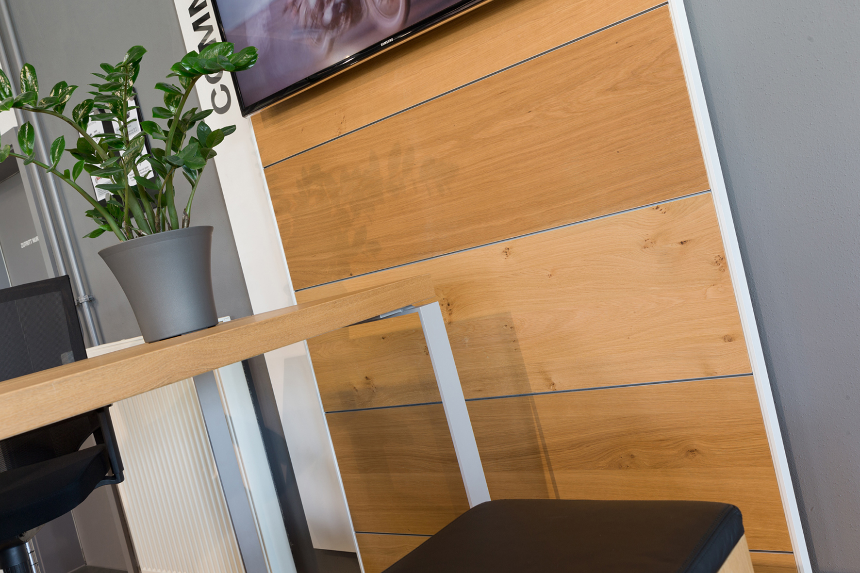 Feines Furnier veredelt moderne Motorrad Shops